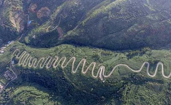 【世界最“弯”公路 就在中国,7公里68道拐,山路十八弯算什么 说起云南这个地方】 傻大方